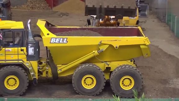 RC大型工程车模型操作,跟真的没什么两样了