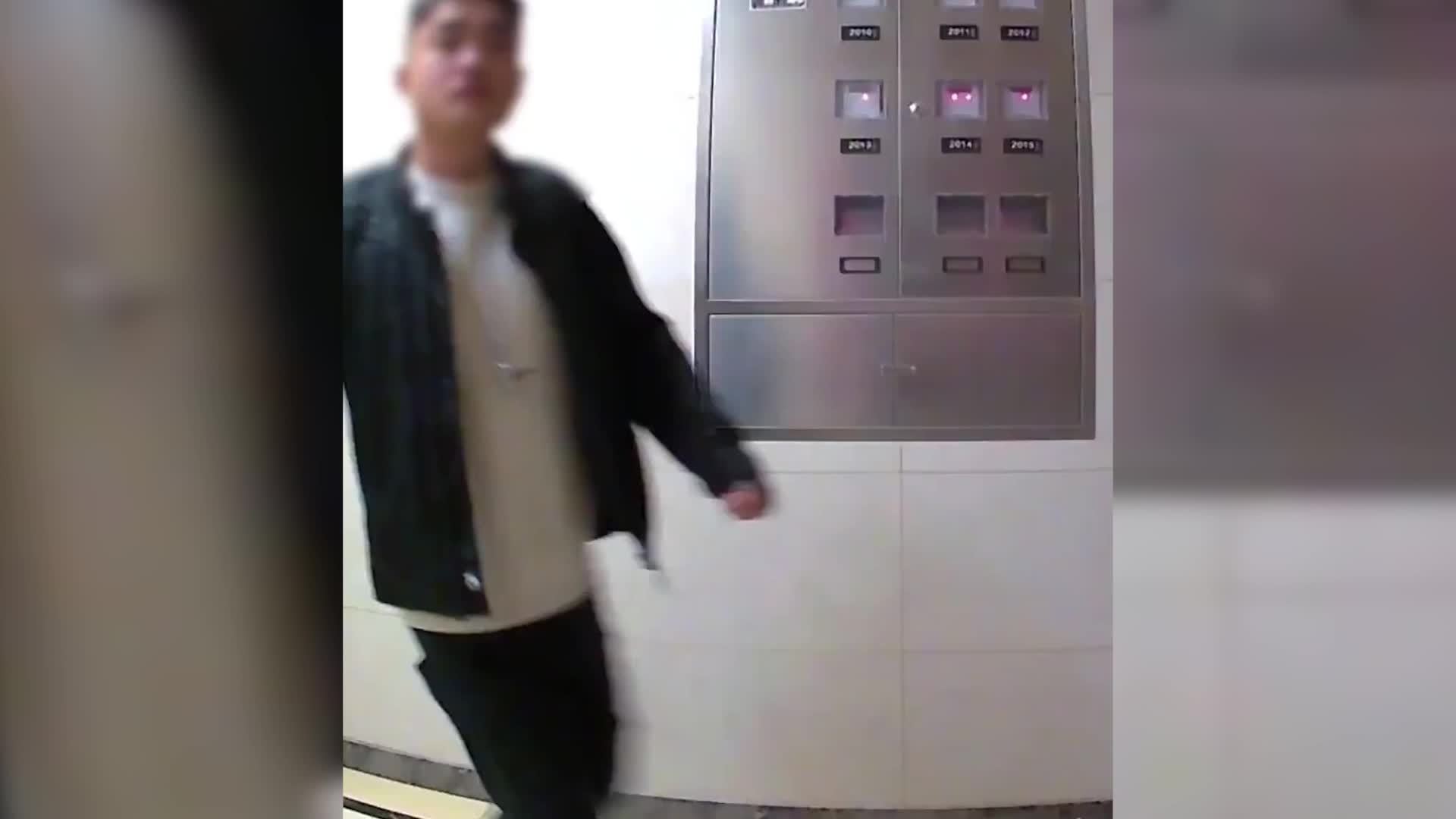 女子投诉邻居太吵,民警调查刚离开,就遭到男子踹门报复