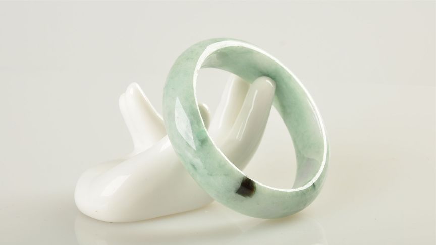 女性长期佩戴玉手镯,身体会有意想不到的收获,很多人都不知道