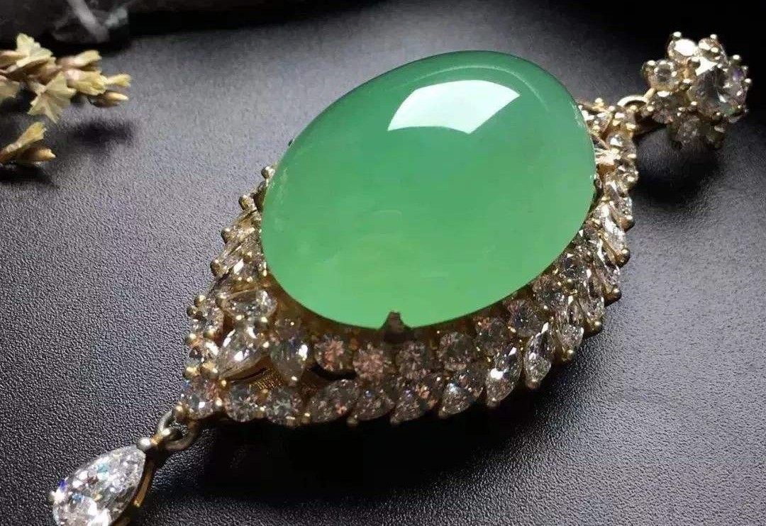 什么样的翡翠最贵?据说有蛋面的都贵好几倍