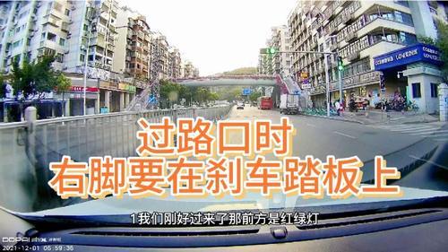 城市交通信号灯路口突遇黄灯亮起加速通过还是泊车等待?实车演示