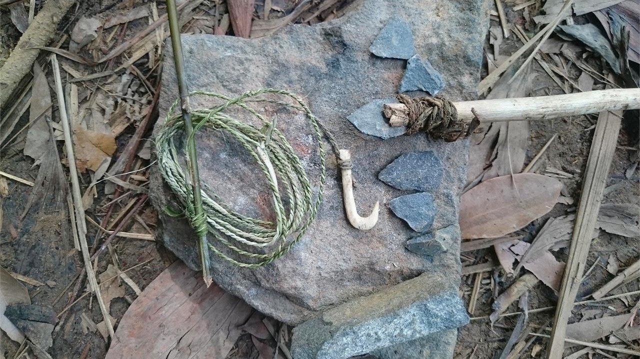 荒野求生:用兽骨制作钓鱼钩,稻草编织麻绳,姜太公钓鱼愿者上钩