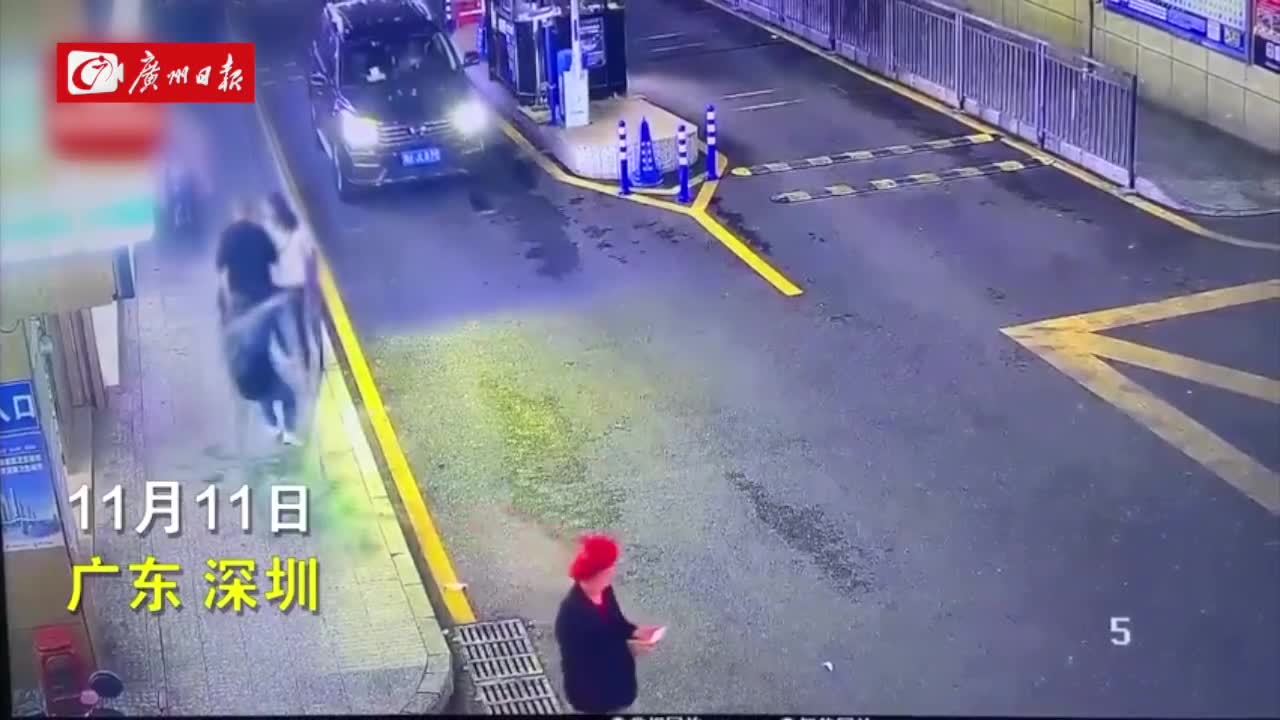 【广视频】玻璃窗从二楼突然坠落砸伤行人,监控记录惊险一幕