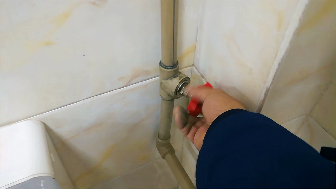 水管阀门关不了水,空间狭小,看看水电工如何更换与维修