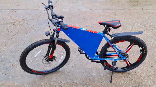 自行车改电动车,电瓶装在大梁里,这个创意不错