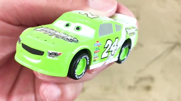 儿童小汽车,把小汽车和橡皮泥结合在一起,做出更多汽车