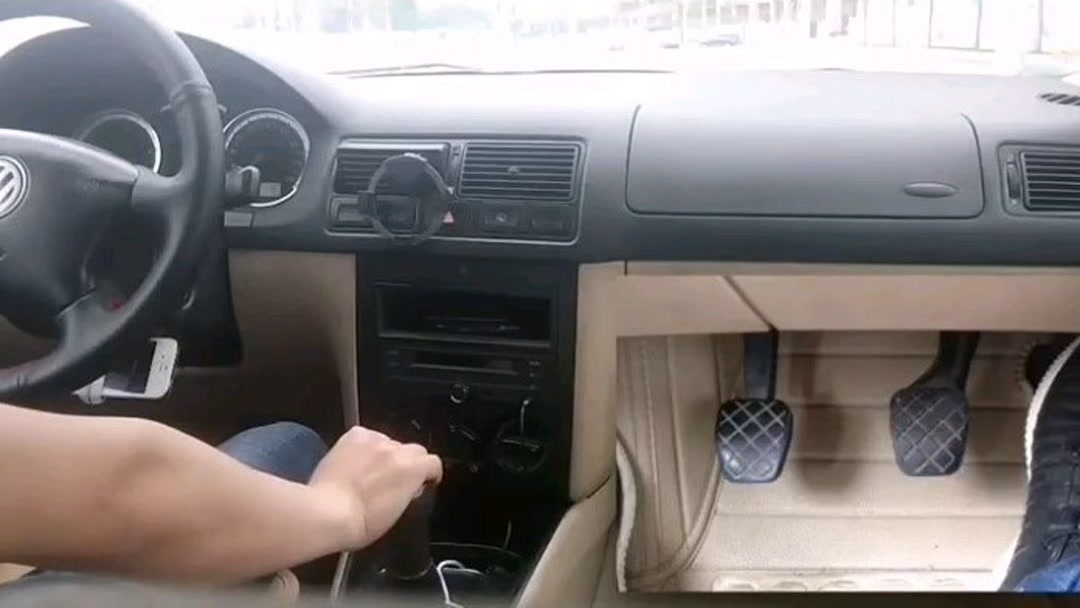 手动挡换挡不踩离合小技巧,学会了可以偷一下懒了