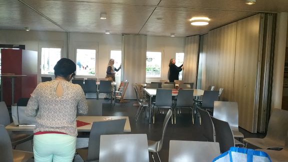 办公室的移动门特别好可以按需求组合成不同大小的会议室