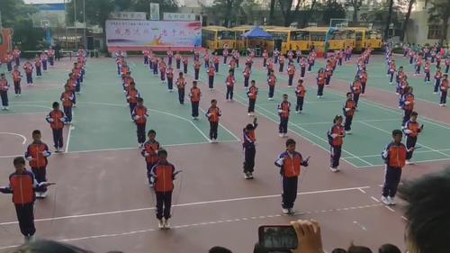 学校现在大课间不跳操了,全校师生一起跳绳表演,真是一个比一个会玩啊
