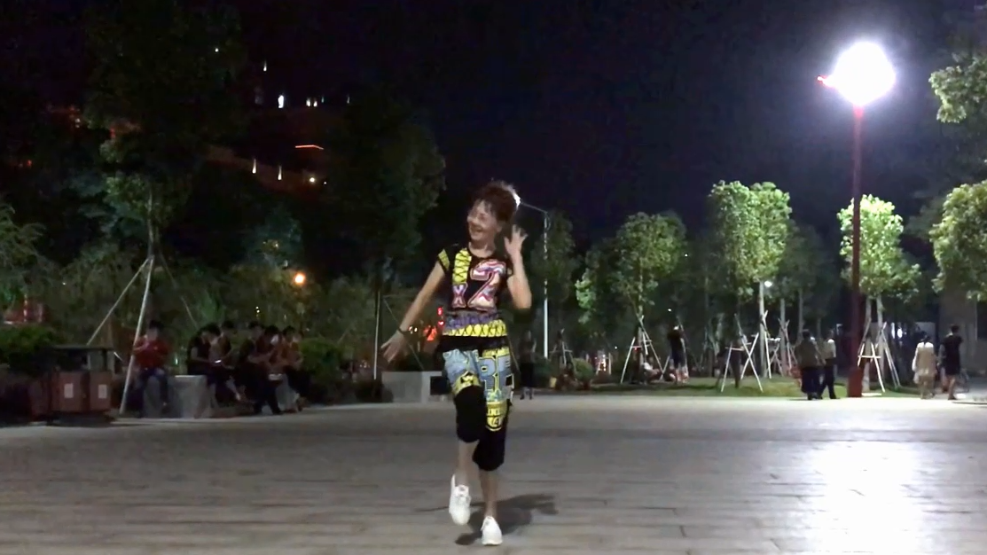 姐姐广场上舞一曲《泉水叮咚响》完美诠释什么叫歌甜舞美 看醉了