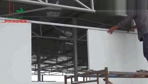 科巢豪华美观活动板房安装视频第3步安装外墙板