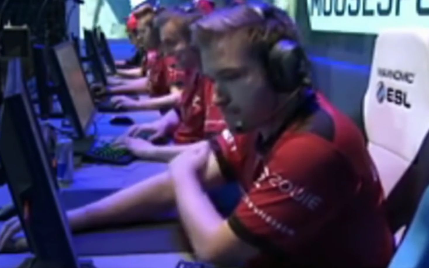 实名锤一直都在!鼠标也可以开启外挂?职业CSGO线下赛了解一下!