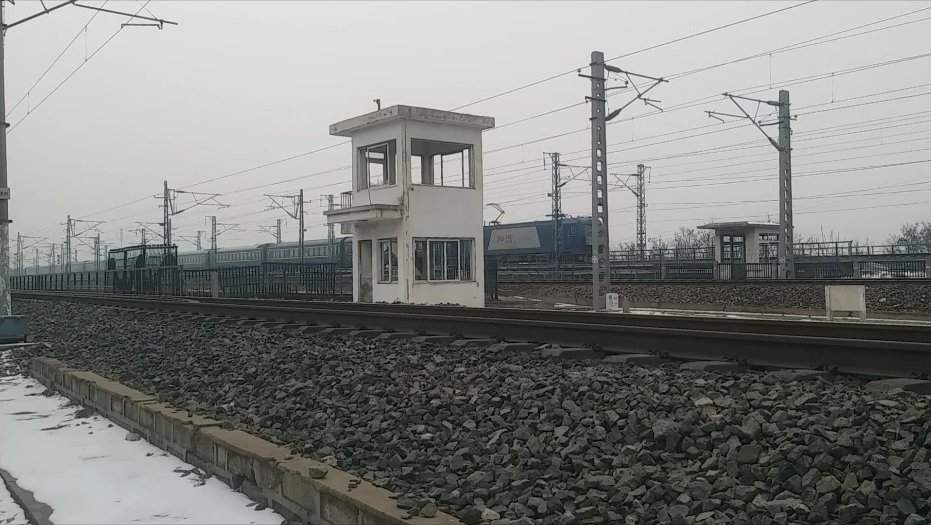 ...京沪线Z282次达速追击津霸线K2285次交汇HXD3B牵引的货运列车