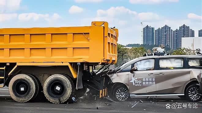 M8宗师实车碰撞,挑战大货车