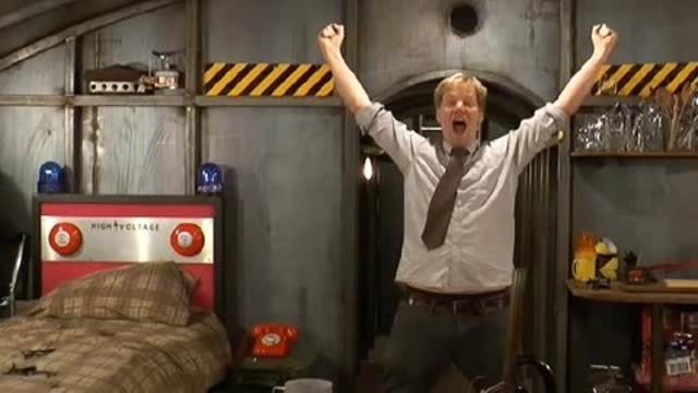 老外自己开挖掘机挖了一个"末日堡垒"