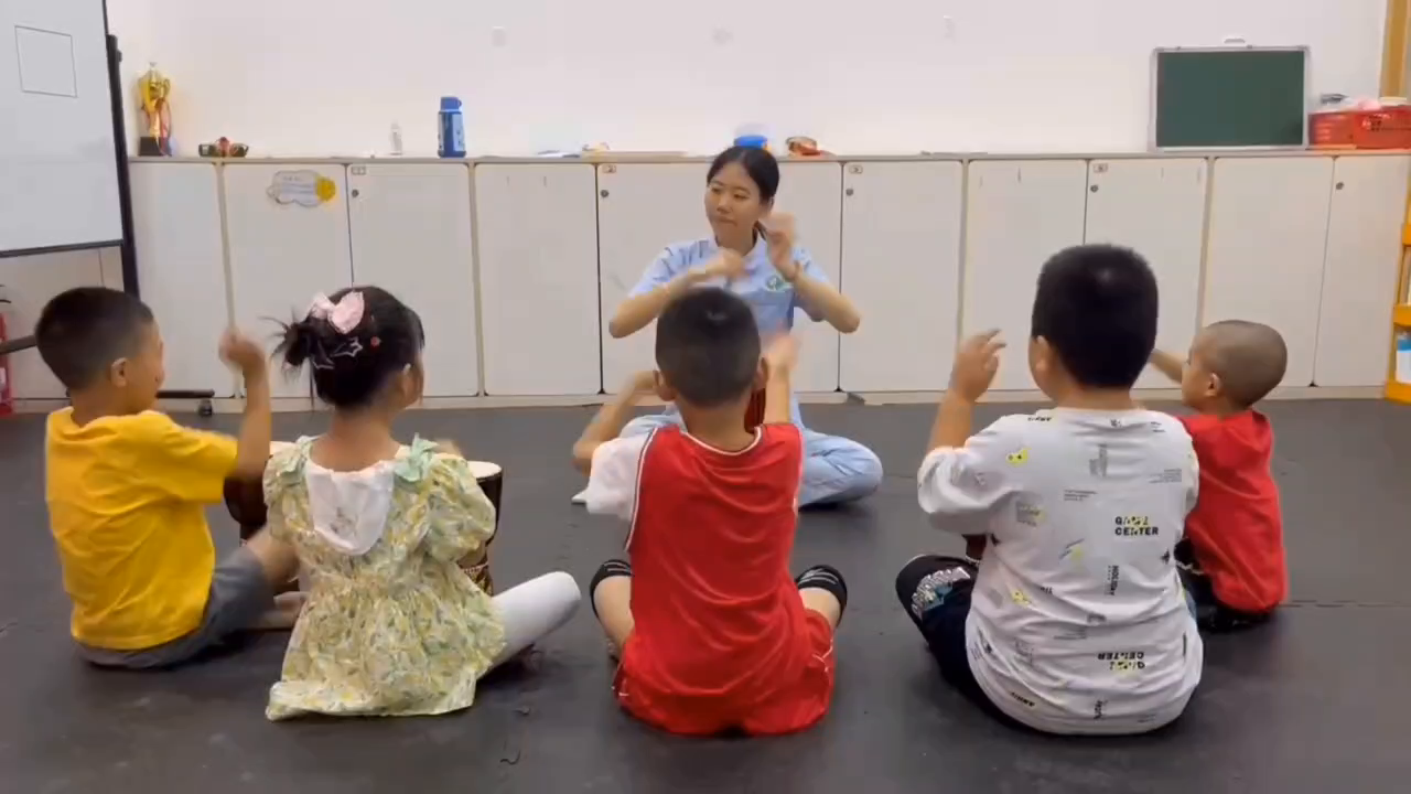 小组集体互动课,小朋友都很专注哦