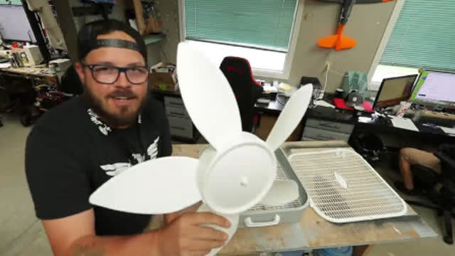 将风扇扇叶换成螺旋桨叶片会怎样?装上控制器后秒变无人机!