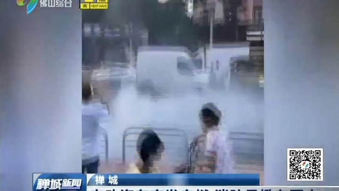 电动汽车突发自燃 消防员掀车灭火