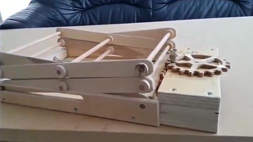 外国小哥设计了个升降机模型, 一看就是工程学高材生!