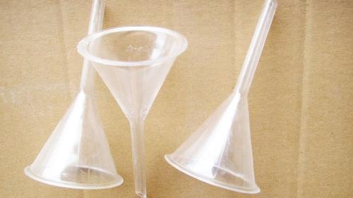 家里漏斗不需要买啦,两毛钱成本教你自制漏斗,简单实用太方便了!