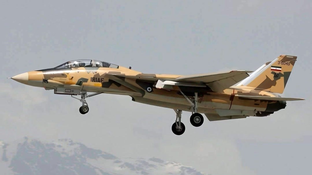 伊朗F14拦截美B52,距离十公里掉头撤离,雷达屏幕一片雪花