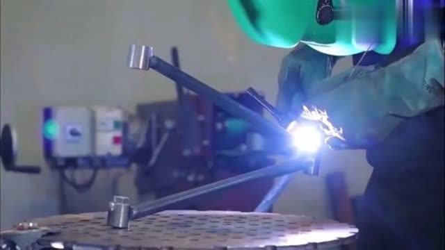 老外在家自制的倒三轮摩托车,真是太牛了,想玩车就自己造!