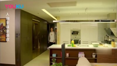 富婆给小伙房卡让小伙给她惊喜,富婆满怀期待的推开门,却傻眼了
