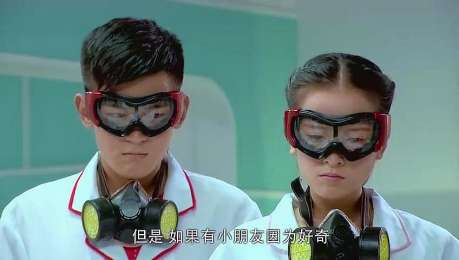 巨神战击队:大家都戴上了防毒面具,开始进行毒气实验