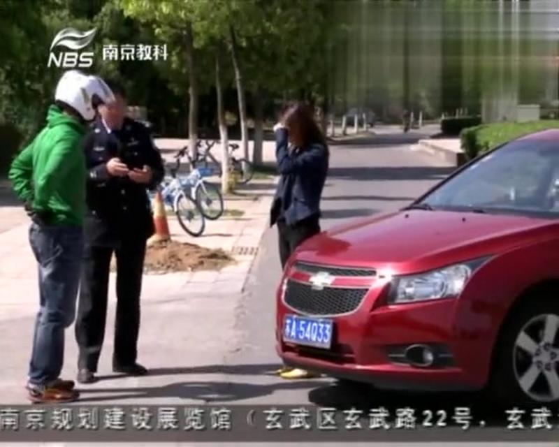 摩托车男非机动车道火速直行,撞上右转弯轿车,交通安全重于上班