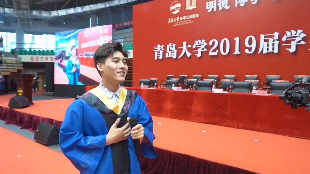 青岛大学毕业典礼学生高唱《后会无期》,这才是属于我们的青春