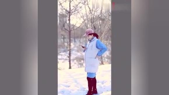 大雪天孕妇摔倒路人冷漠走过无人扶残疾大爷暖心扶起孕妇