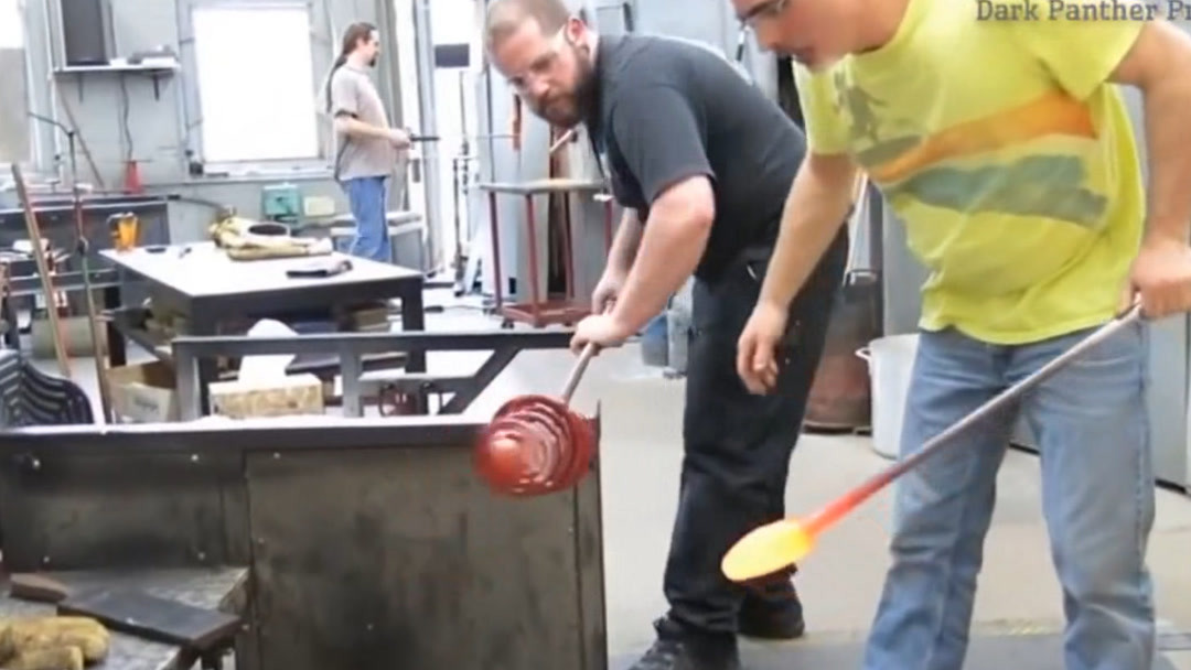 深入玻璃工厂才知道玻璃制作过程竟这么神奇,用剪刀可以随意剪断