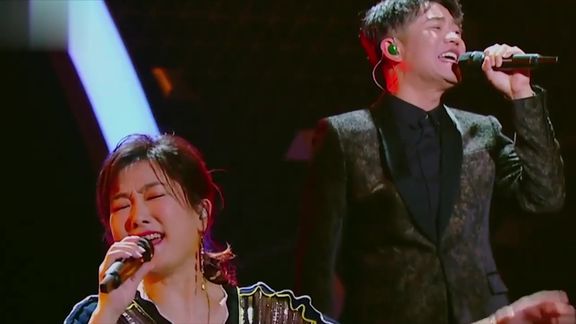 凤凰传奇火力来袭,实力演绎经典成名曲与观众互动,嗨爆全场