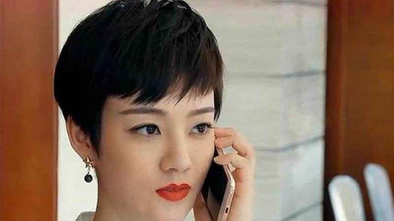 黄金瞳:小伙赌石,没想到开出价值7000万的红翡翠,震惊全场