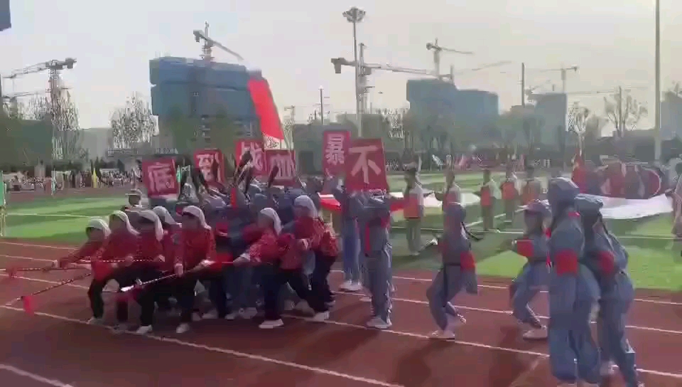 学校高中校运会前,学生进行演绎表演,演奏唱响红色经典