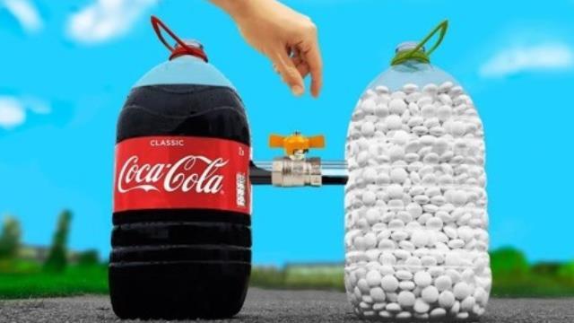 小伙用水管连接可乐曼妥思,阀门打开,发生了神奇的一幕