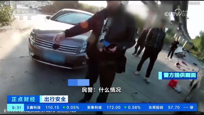 湖南常德:电动自行车逆行 路口被转弯车辆撞倒