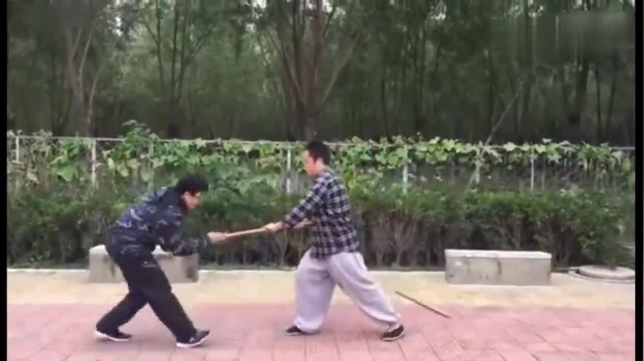 八极拳运用到十三把短棍的实战棍法,真的厉害!