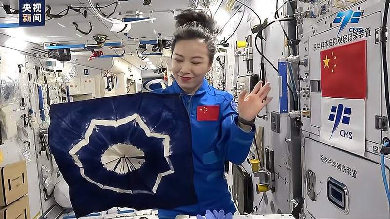天宫课堂丨太空扎染:传统文化与现代科技的美妙融合