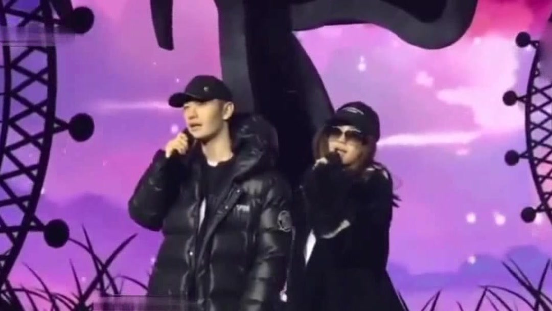 黄晓明Angelababy牵手唱情歌 深情对视声音超好听