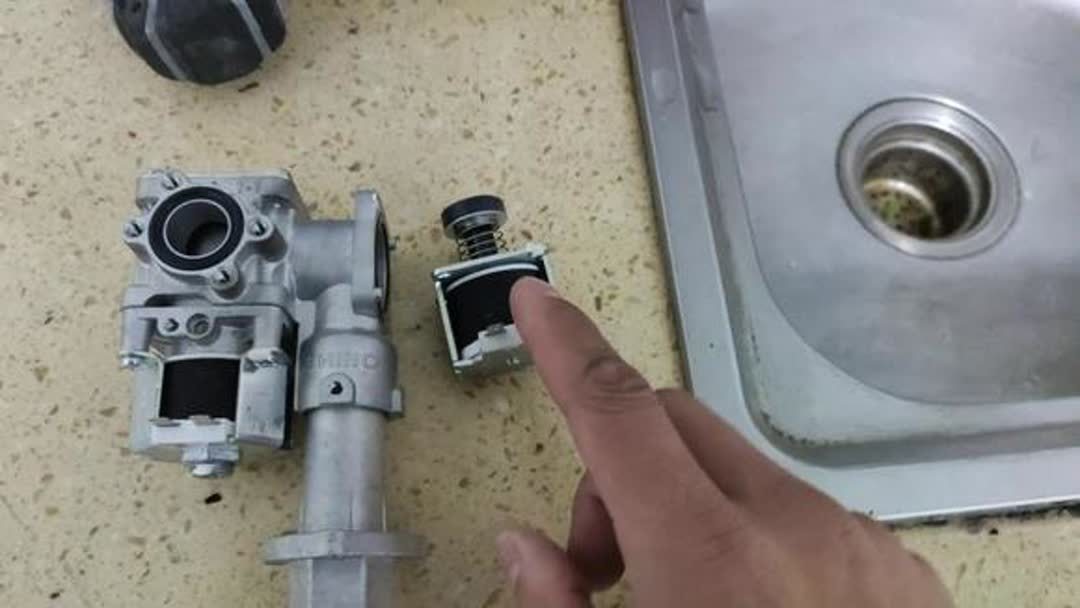 专业师傅讲燃气热水器出E5故障代码,电磁阀故障的解决方法很简单