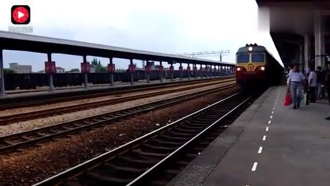 宣杭线上的绿皮火车洛阳至绍兴K1379次进长兴南站