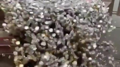 小伙子买房一次性付款,这下就真的是数钱数到手抽筋了!