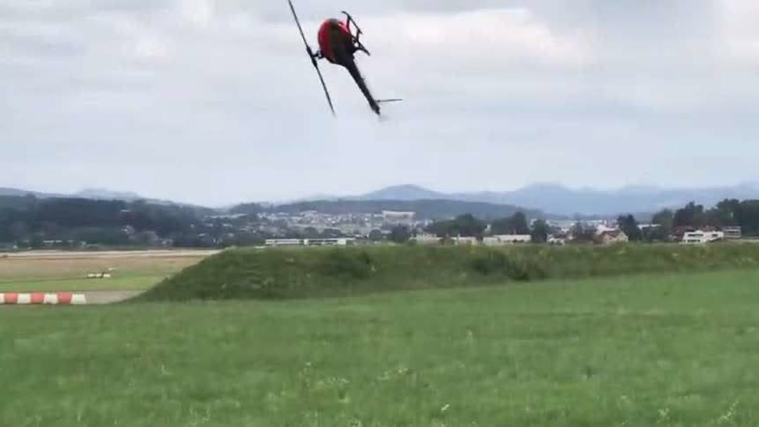 航模:迪拜油王表演航模直升机,仿佛地心引力与空气动力学失效!