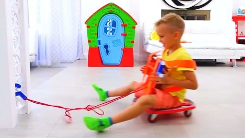 尼基有个神奇的玩具,推推车