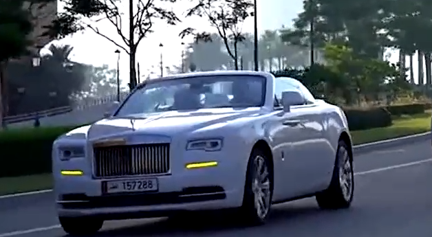 迪拜豪车像扔垃圾一样丢在路边,为何没人敢捡?捡车的后果太严重