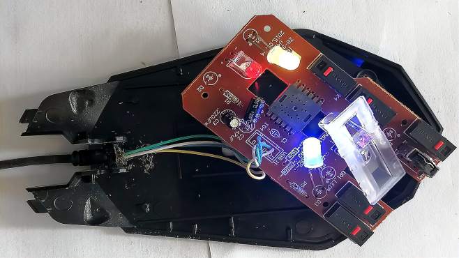 电脑鼠标坏了不要丢,在家随便修修又可以用几年,内部电路很简单