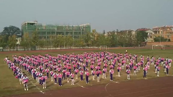 小学生运动会的啦啦操也挺杠杠的