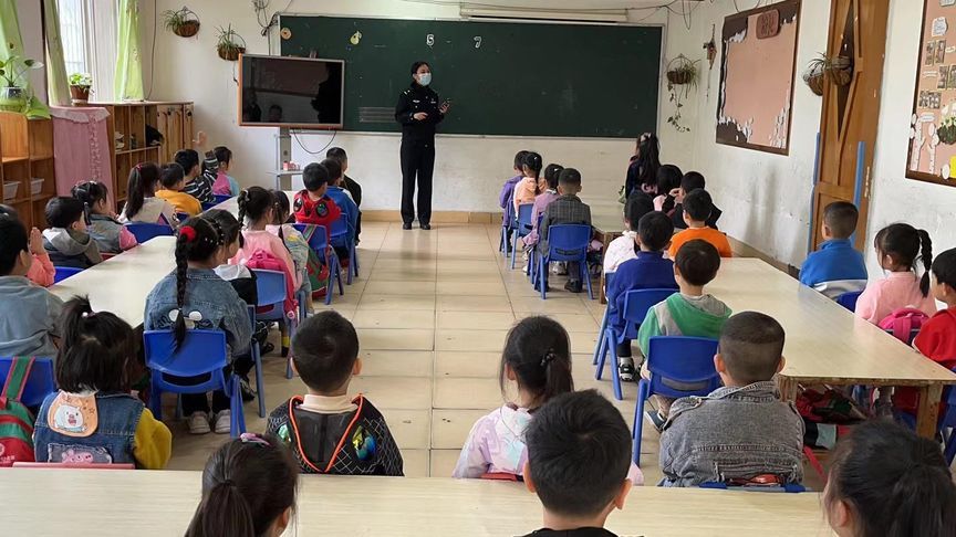 防爆车驶进幼儿园开展校园安全教育