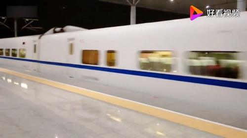 进站的动车,厦门北至上海虹桥D37,中途停靠杭州东站